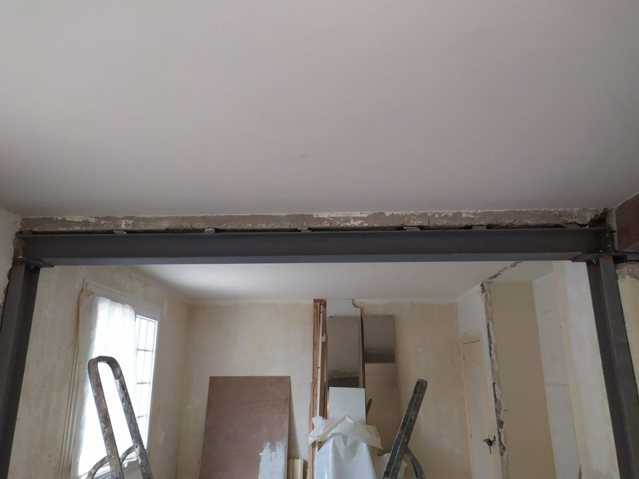 Création d’ouverture dans un mur porteur en parpaing à Nanterre. Renforcement par poteaux et ...