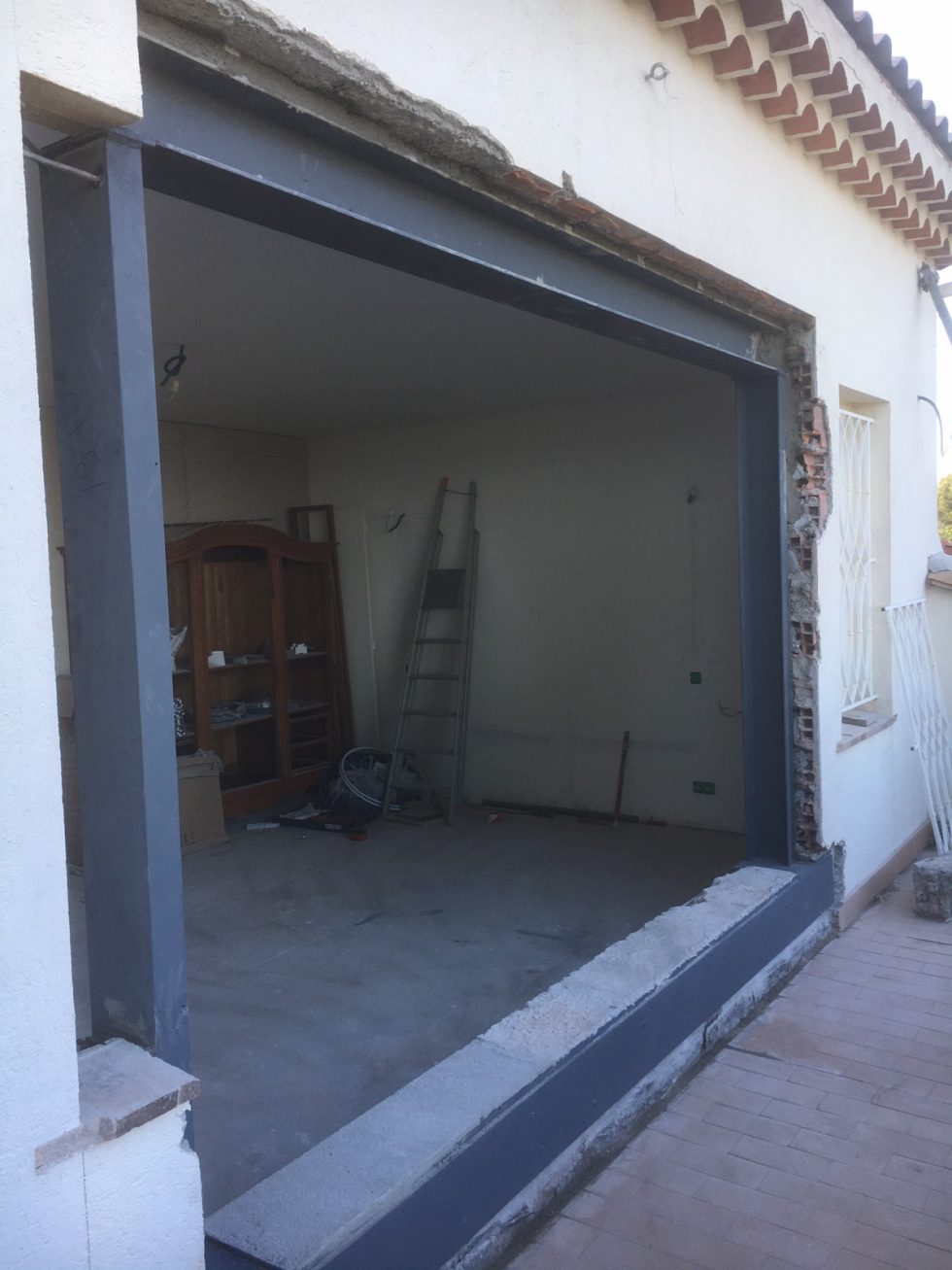 L’ouverture dans un mur de façade dans une maison individuelle à Vence ...