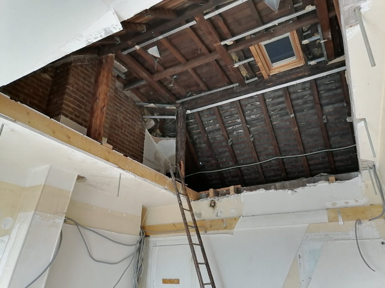 Renforcement de la charpente existante en poutres brisées et pannes faîtières par structure ...