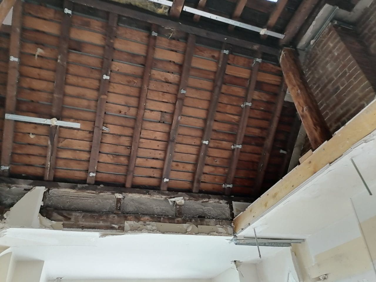 Renforcement de la charpente existante en poutres brisées et pannes faîtières par structure ...