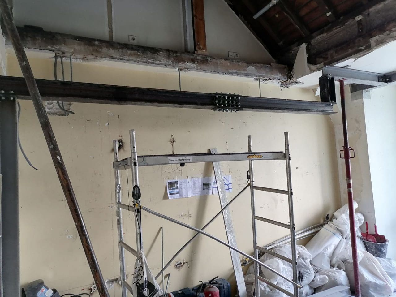 Renforcement de la charpente existante en poutres brisées et pannes faîtières par structure ...