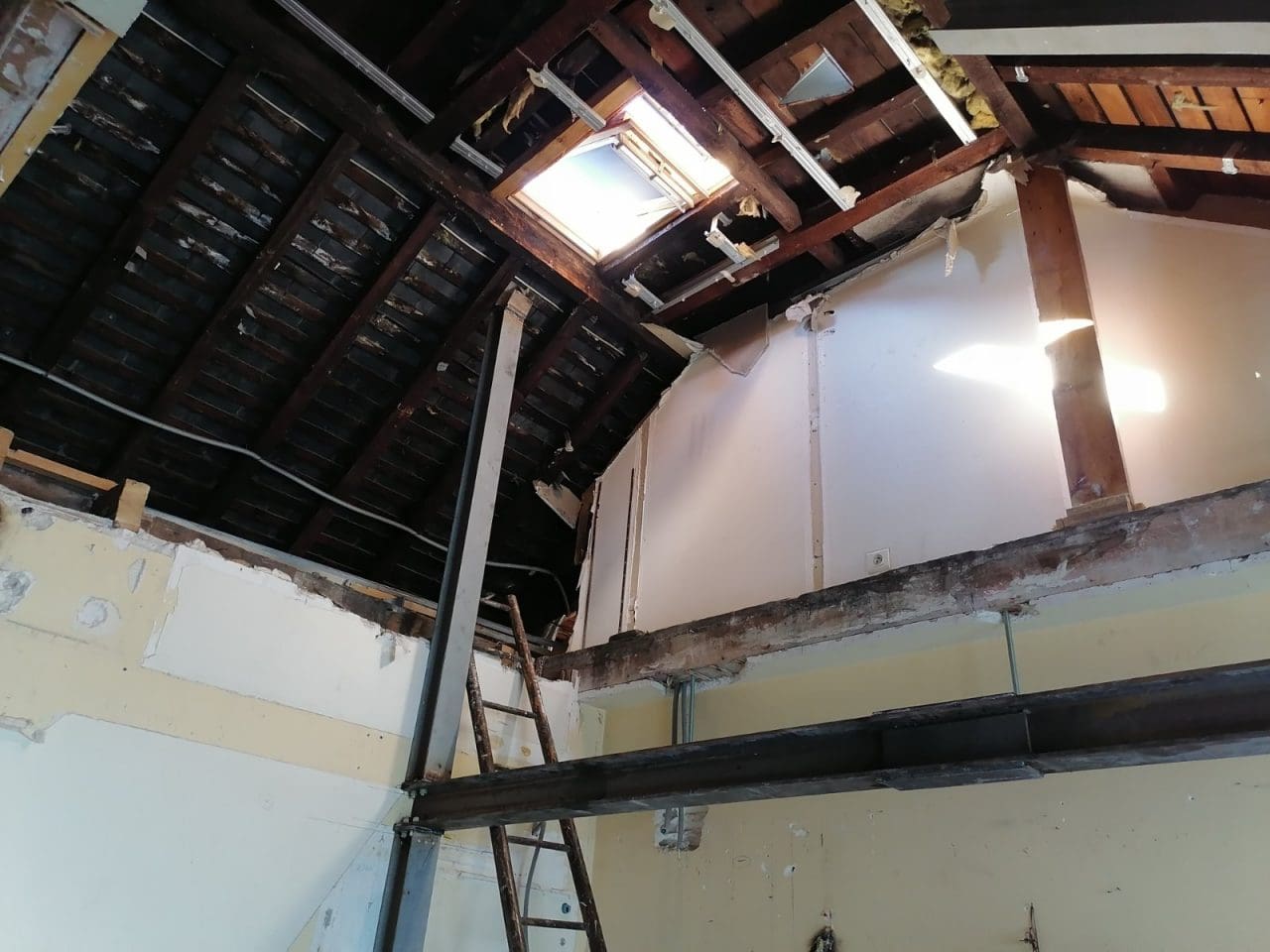 Renforcement de la charpente existante en poutres brisées et pannes faîtières par structure ...