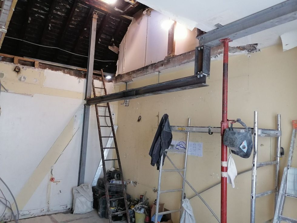 Renforcement de la charpente existante en poutres brisées et pannes faîtières par structure ...