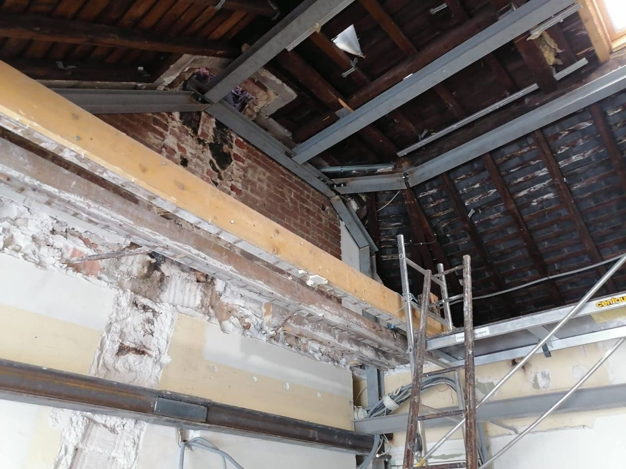 Renforcement de la charpente existante en poutres brisées et pannes faîtières par structure ...