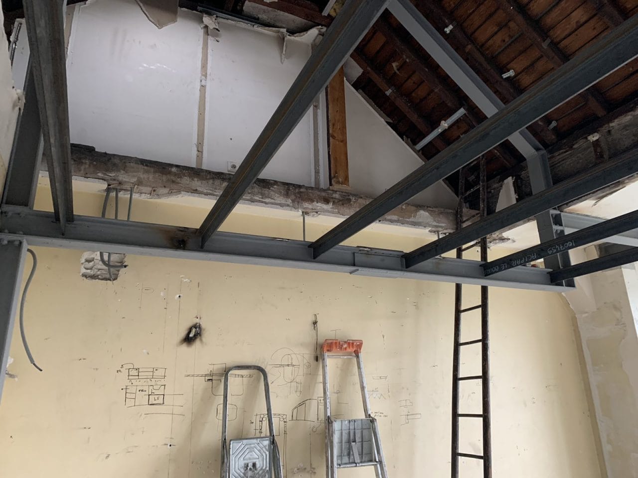 Renforcement de la charpente existante en poutres brisées et pannes faîtières par structure ...