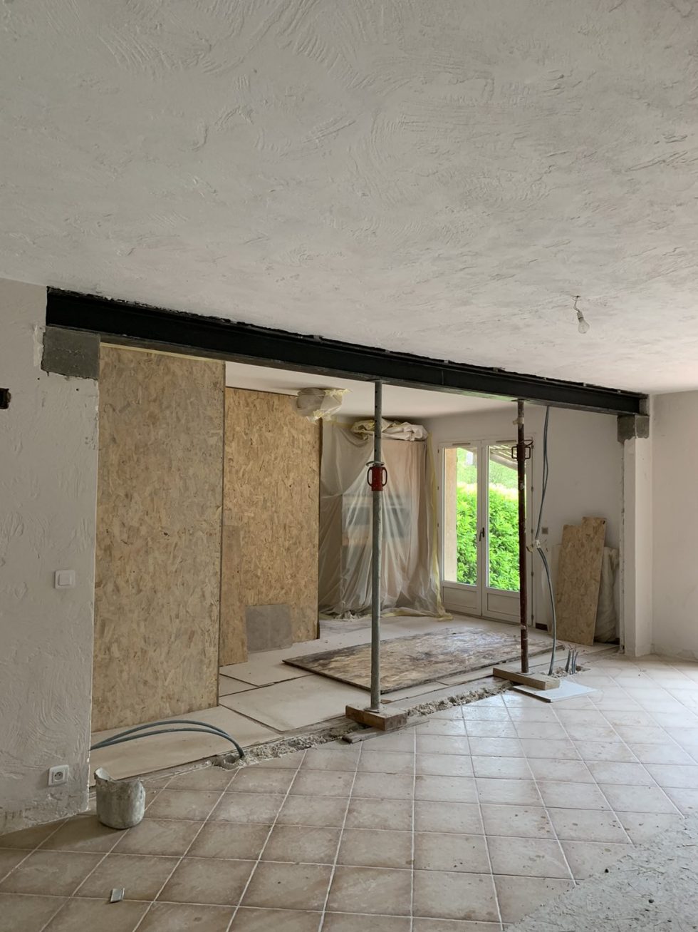 Démolition des murs porteurs. Renforcement par la structure métallique ...