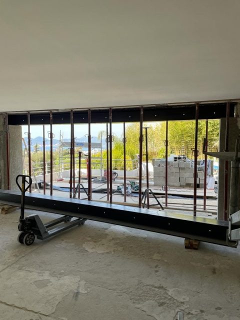 Ouvertures dans un mur porteur en béton. Renforcement par structure ...