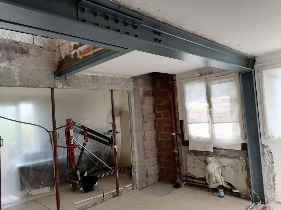 Création d'une trémie d’escalier. Renforcement de la poutre en BA ...