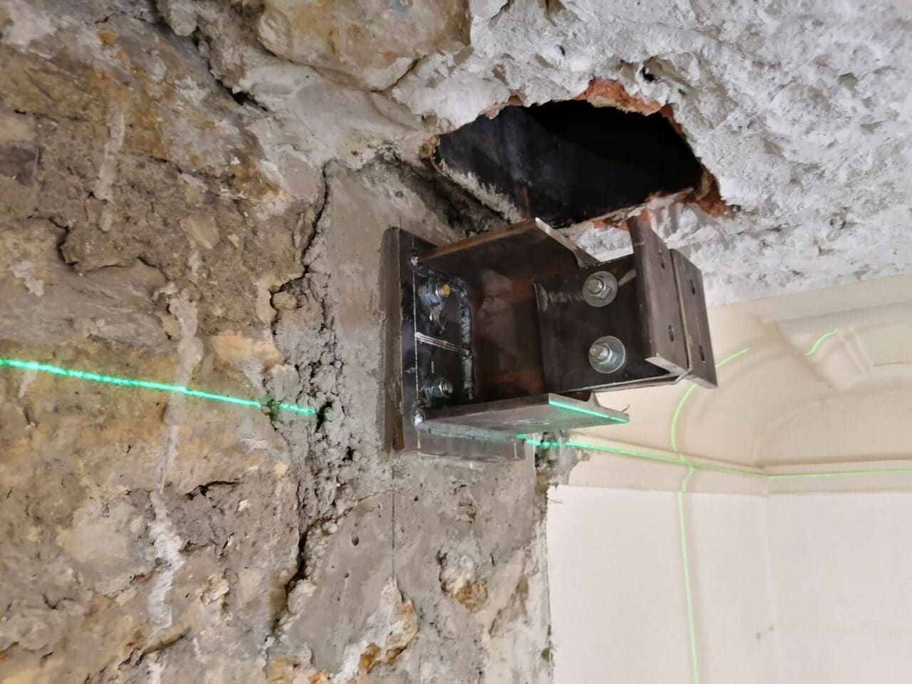 Dépose de conduit de cheminée. Renforcement par structure métallique à ...