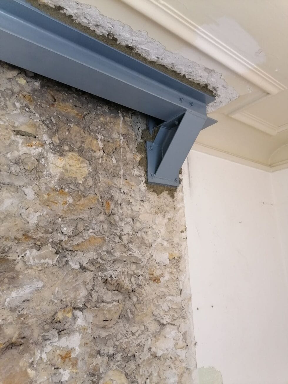 Dépose de conduit de cheminée. Renforcement par structure métallique à ...