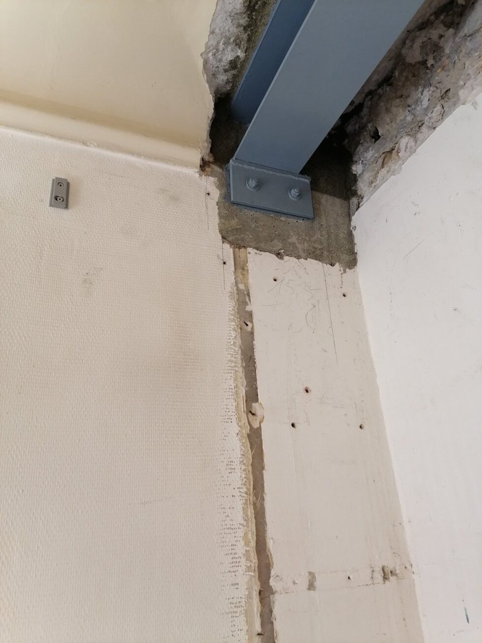 Dépose de conduit de cheminée. Renforcement par structure métallique à ...