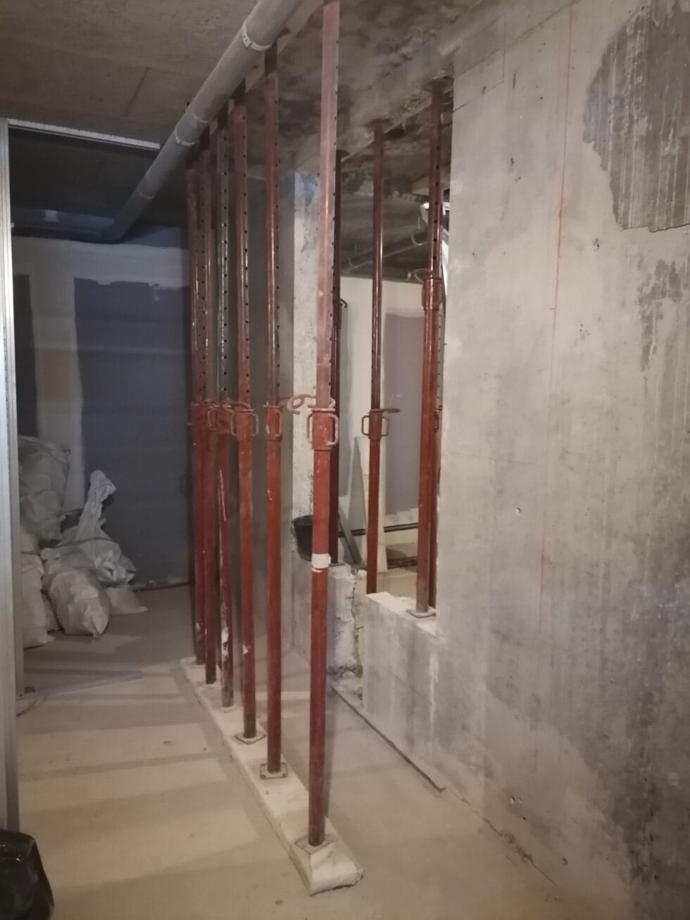 Ouverture d'une baie dans un mur porteur BA. Renforcement par structure métallique à Cannes.