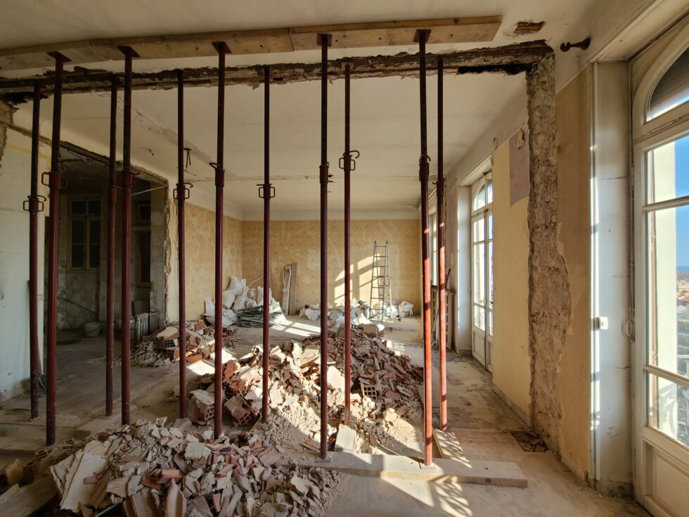 Démolition d’une cloison semi-porteuse à Vallauris. Renforcement par ...